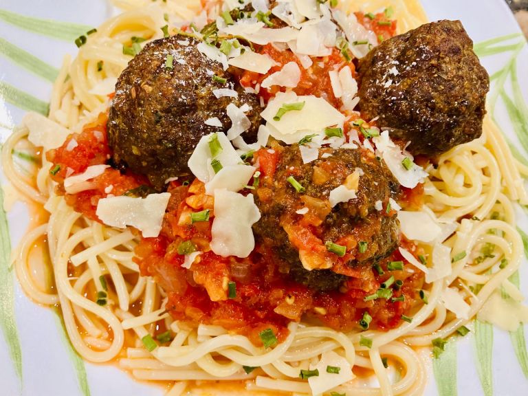 Summer Garden Tomato Pasta Sauce with Israeli Meatballs – Vintage Virtues